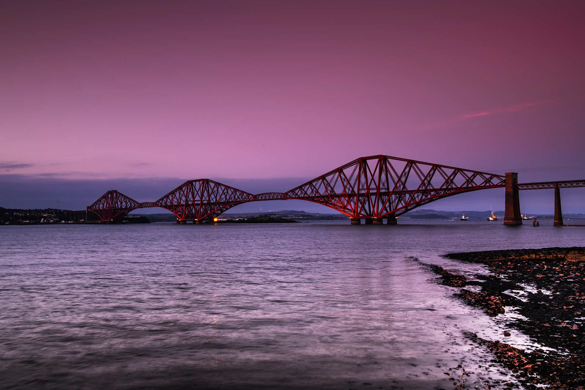 Forth bridge, puente rojo sobre fondo rosa - Whisky Sir Edward's